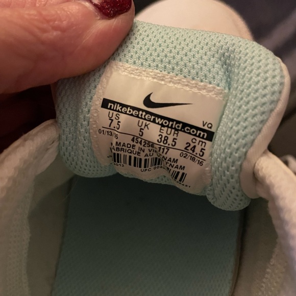 Nike | Shoes | Nike White Leather Sneakers With Gray Swoosh | Poshmark